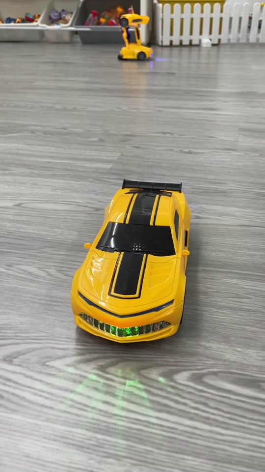 经典的黄通22路公交，定名是BK670A，当时没施行四位长度车型编码，后来的两块后窗版本正式定名Bk6170#汽车模型 #公交车玩具 #北京 ...