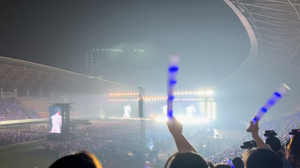 ☁️🎵🎧APT#秀出你的apt壁纸 #网易云背景图 #用APT晒出日常 @#终于让我用上了APT抠图了 最近发现一首超级洗脑的神曲，各路明星都 ...